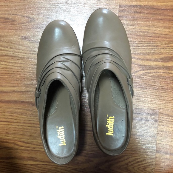 Judith | Shoes | Judith Tan Color Block Heel Mules S95 | Poshmark